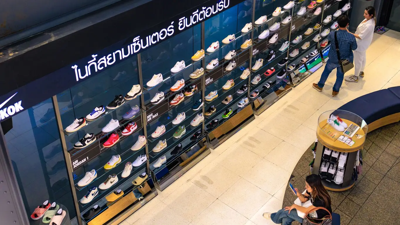 От Москвы до Китая: куда отправляются на шопинг россияне и что покупают